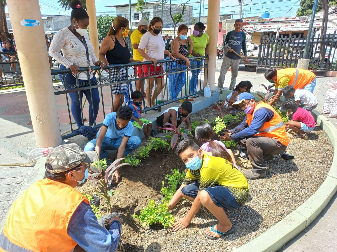 Municipio ejecuta mingas comunitarias en dos parques del Guasmo Sur ...