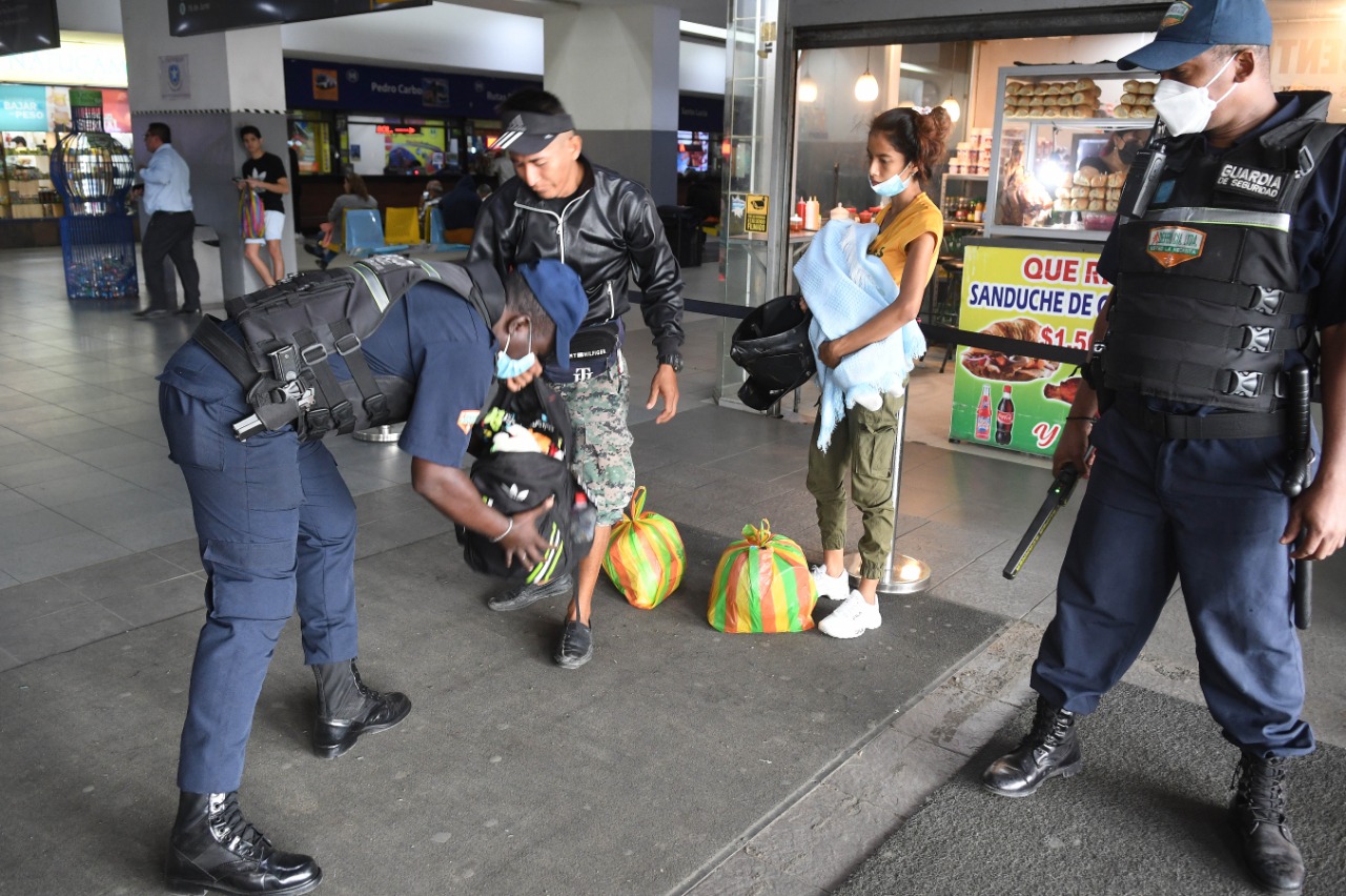 Se inició la revisión a personas de la terminal terrestre de Guayaquil ...