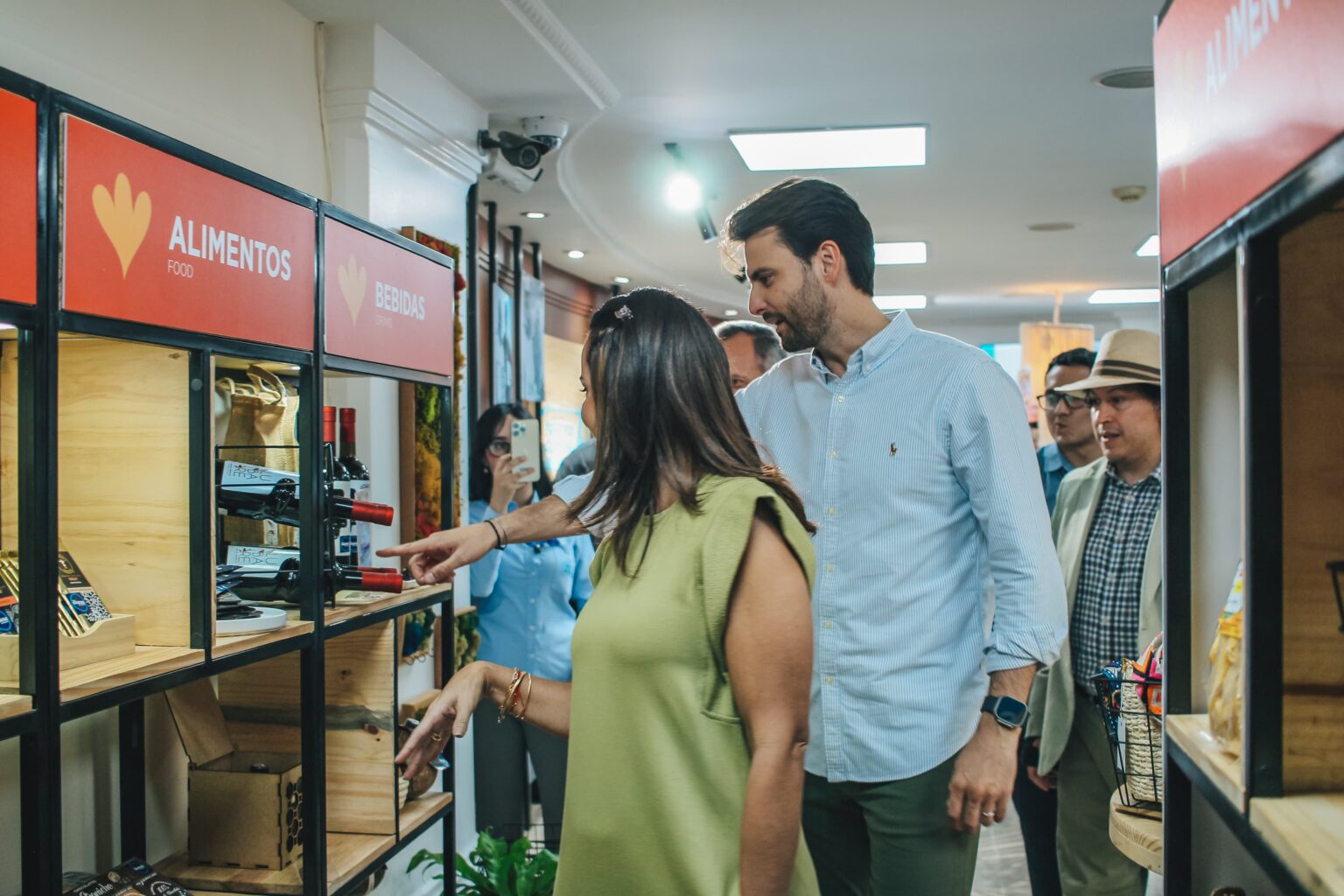 Prefectura inauguró la primera tienda de emprendimientos del Guayas ...