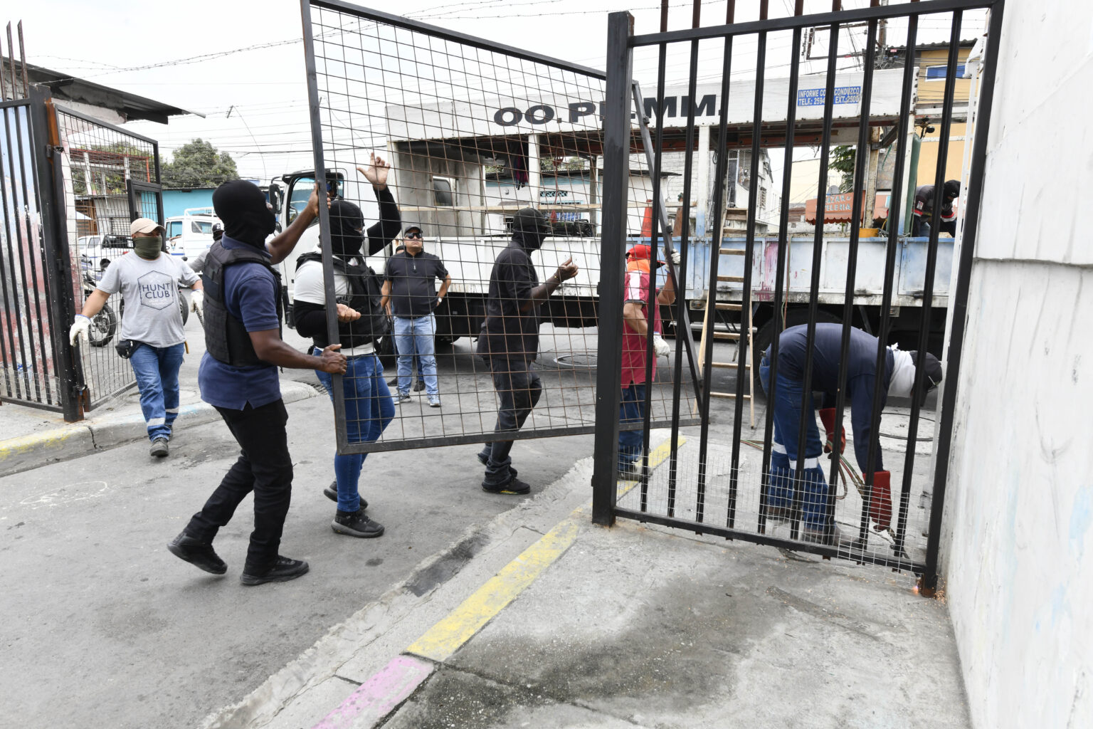 Operativo permitió el retiro de rejas irregulares en el Guasmo ...