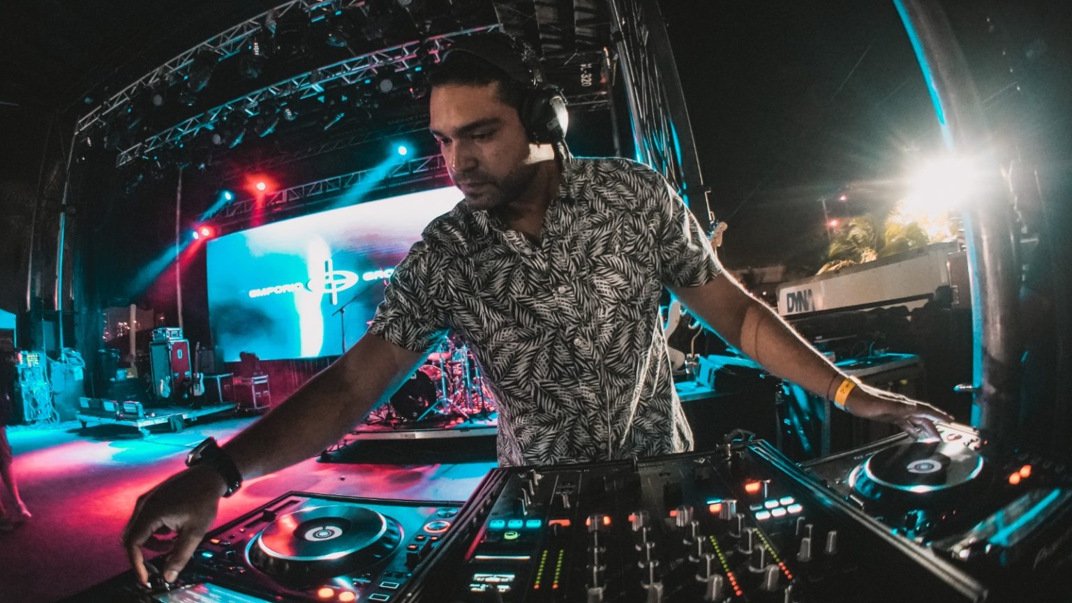 Dj César Arellano causó sensación en el evento “Playita Concert” de ...