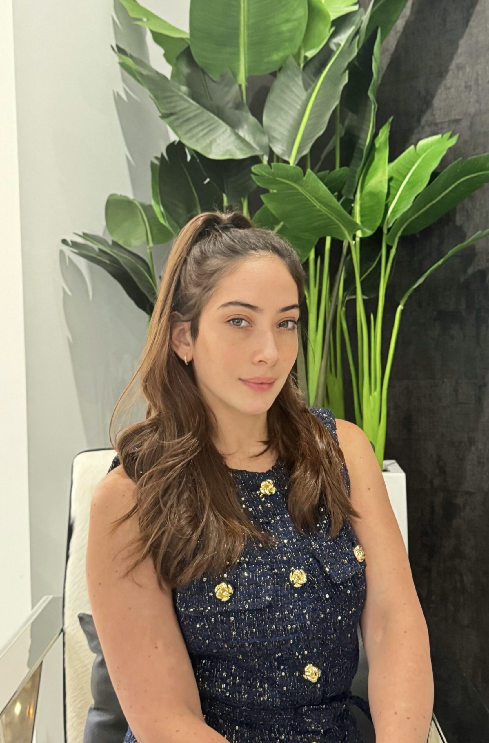 María Oliveros Gil: Una fusión brillante de diseño gráfico y visión ...