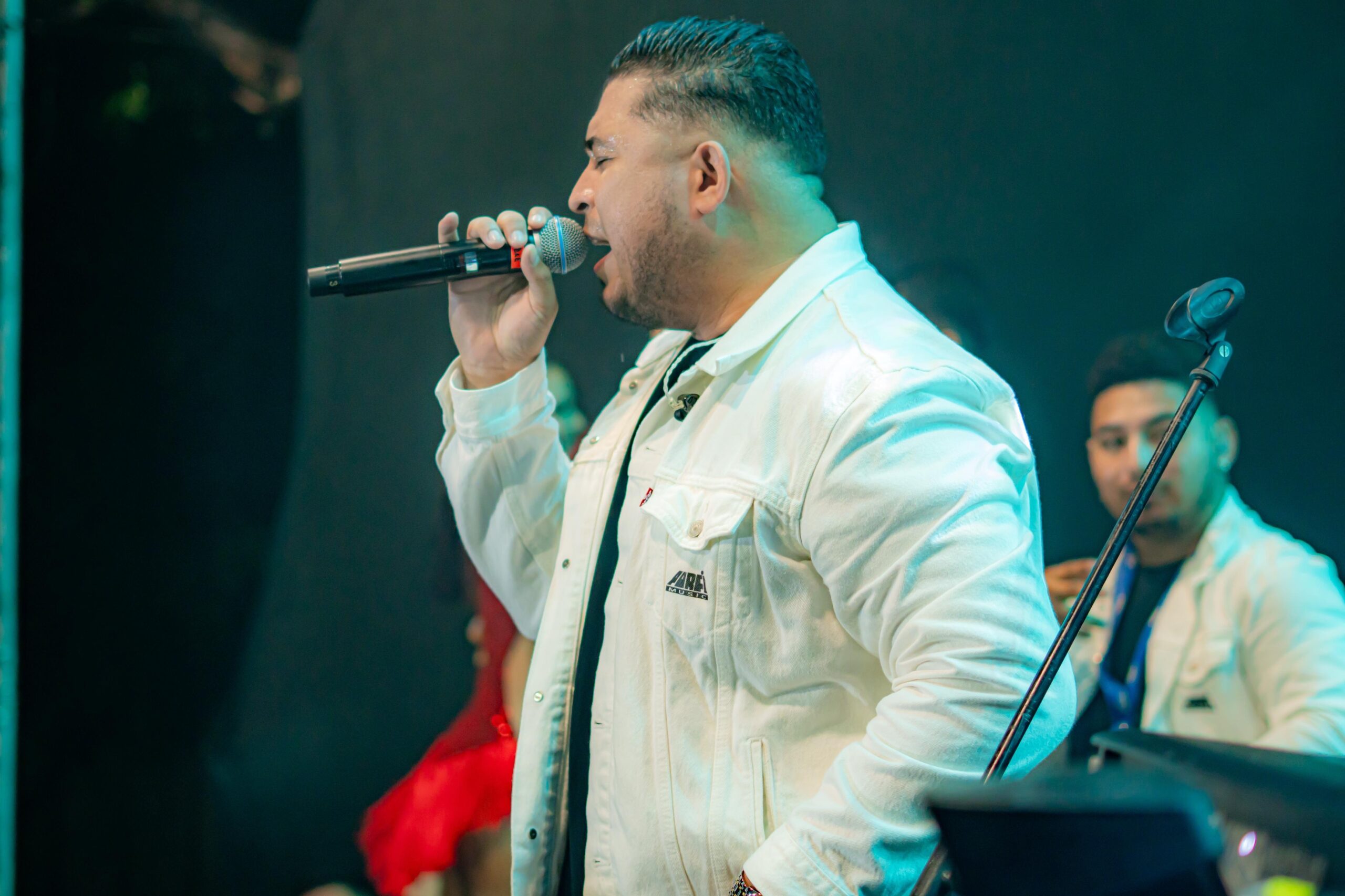 Alex de Jesús Chirinos: la voz de la salsa venezolana que conquista ...