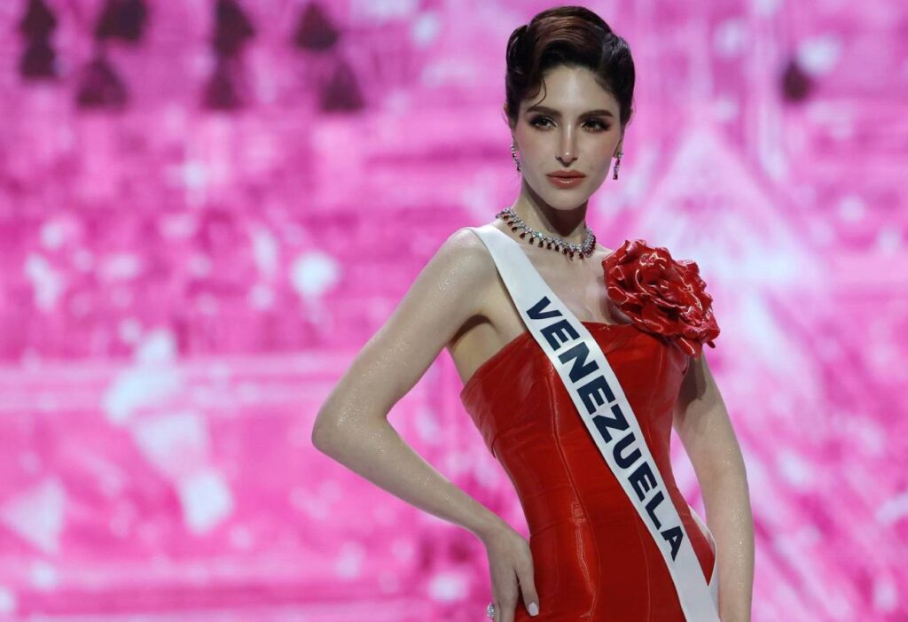 Stephany Abasali deslumbra en presentación oficial del Miss Universo | México