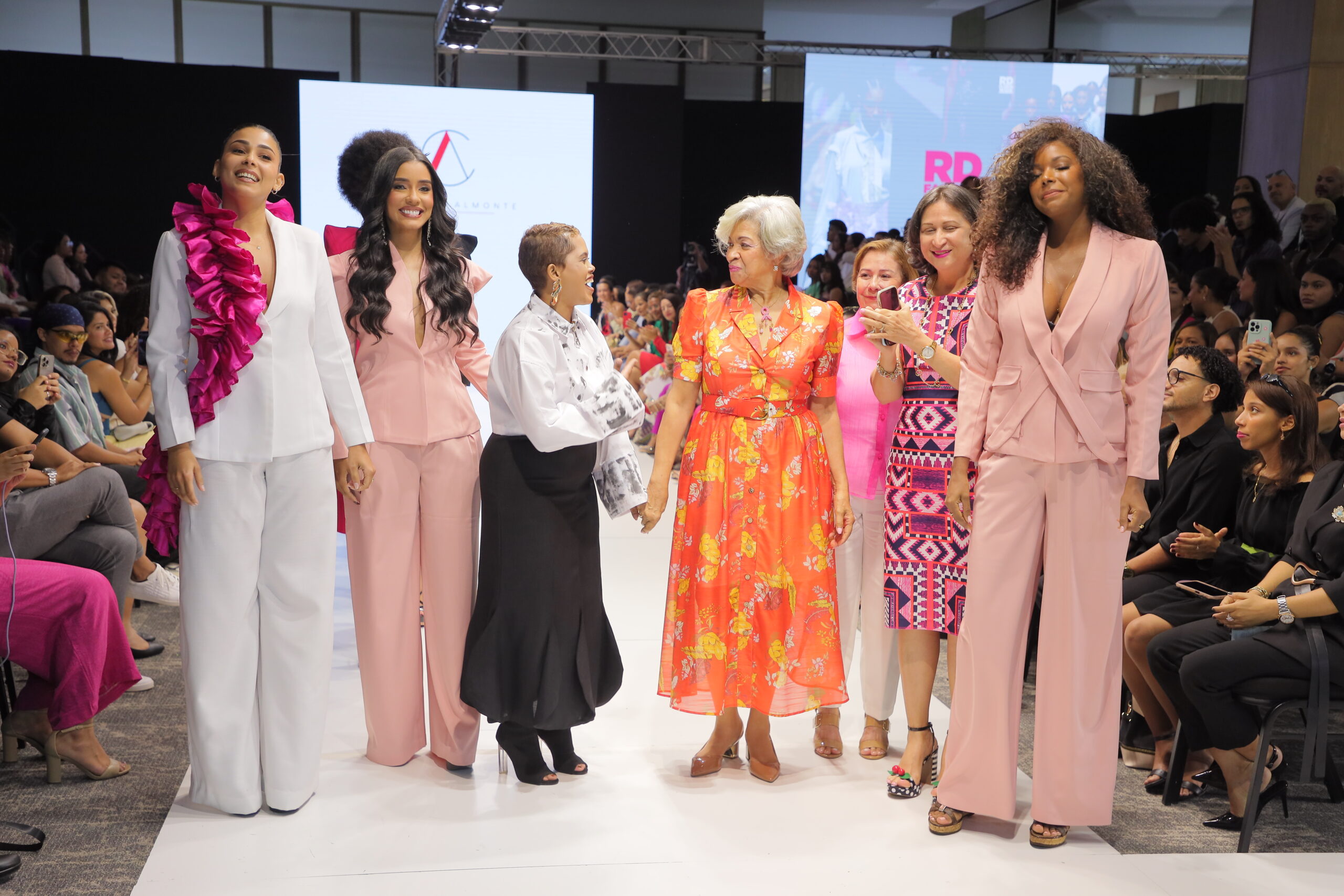 Carolina Almonte deslumbra en RD Fashion Week 2024 con su colección ...