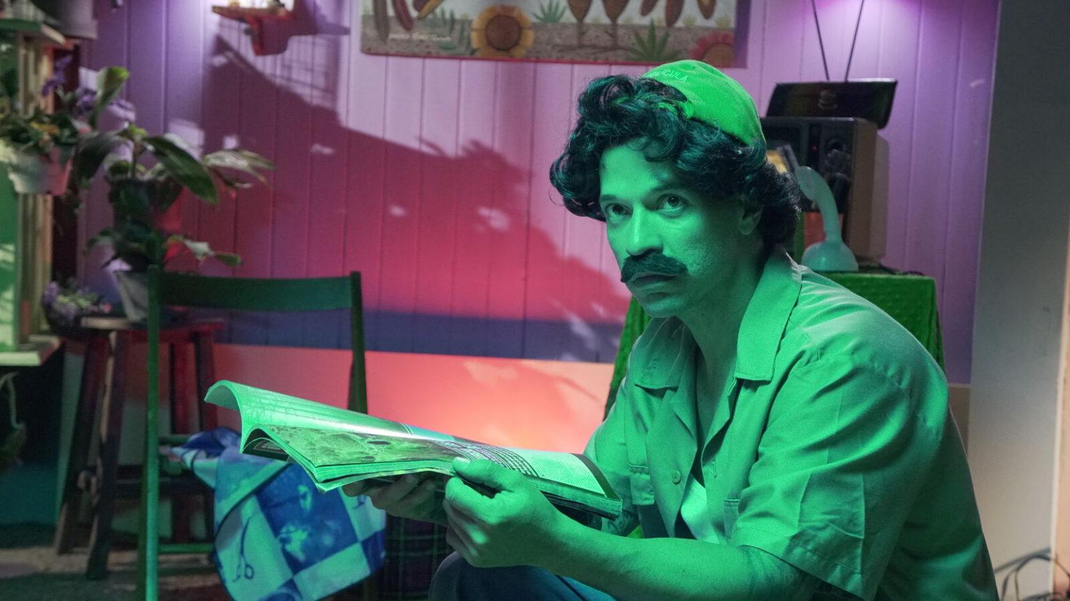 Xuxo saca su lado más jocoso en videoclip de “Agüita fresca ...