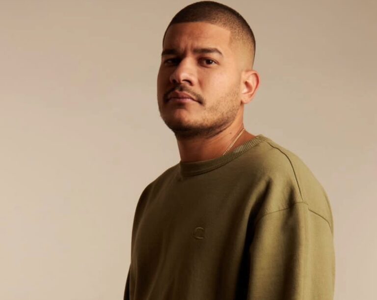 John Acosta, está en la cima de su carrera y sigue sorprendiéndonos con su talento multifacético ...